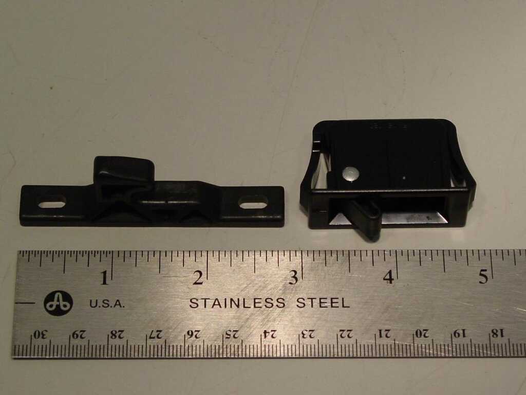 560001783: Latch Door 2piece Plstc Oc2 — Midwest Beverage